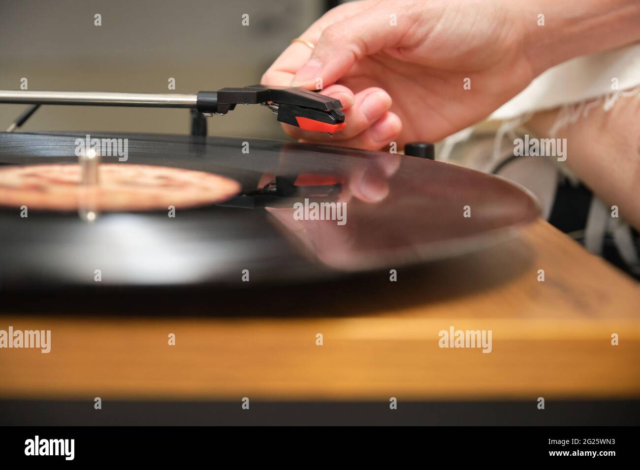 Close up of a hand playing a vinyl record on a turntable Stock Photo ...