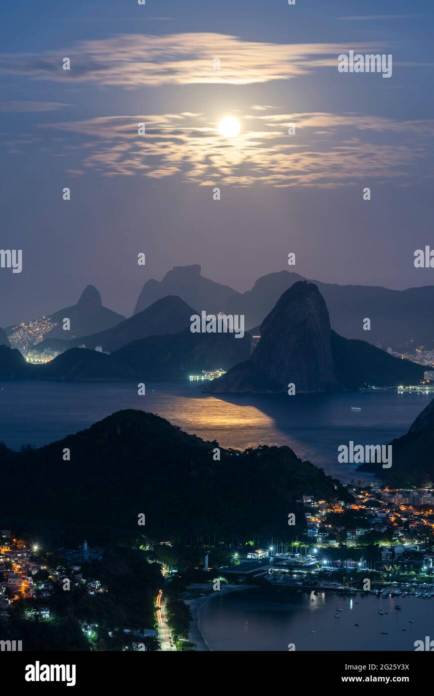 Full moon night jungle hi-res stock photography and images - Alamy