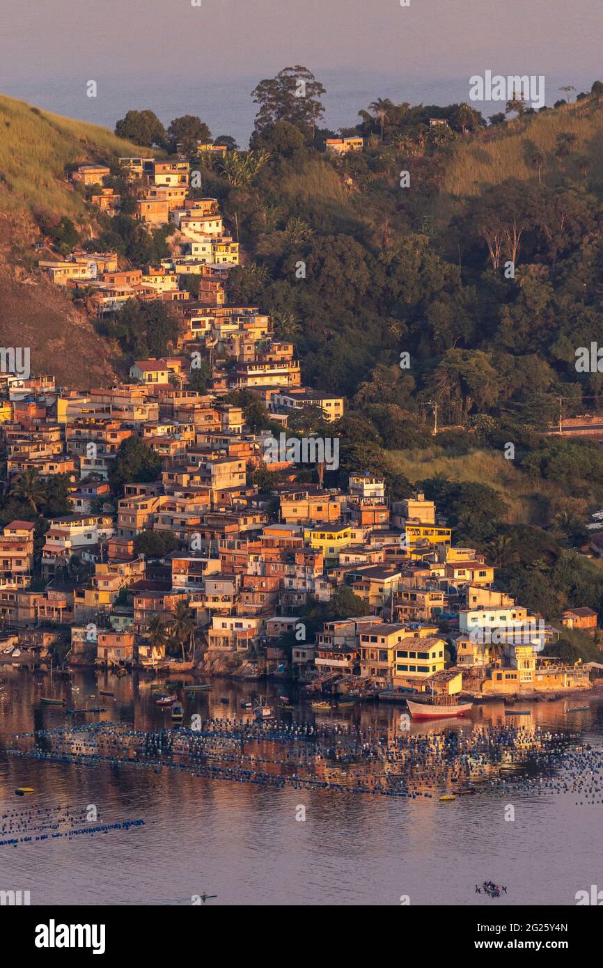 Favela rio guanabara bay hi-res stock photography and images - Alamy