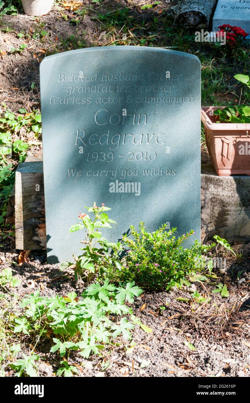 Grave of corin redgrave hi-res stock photography and images - Alamy