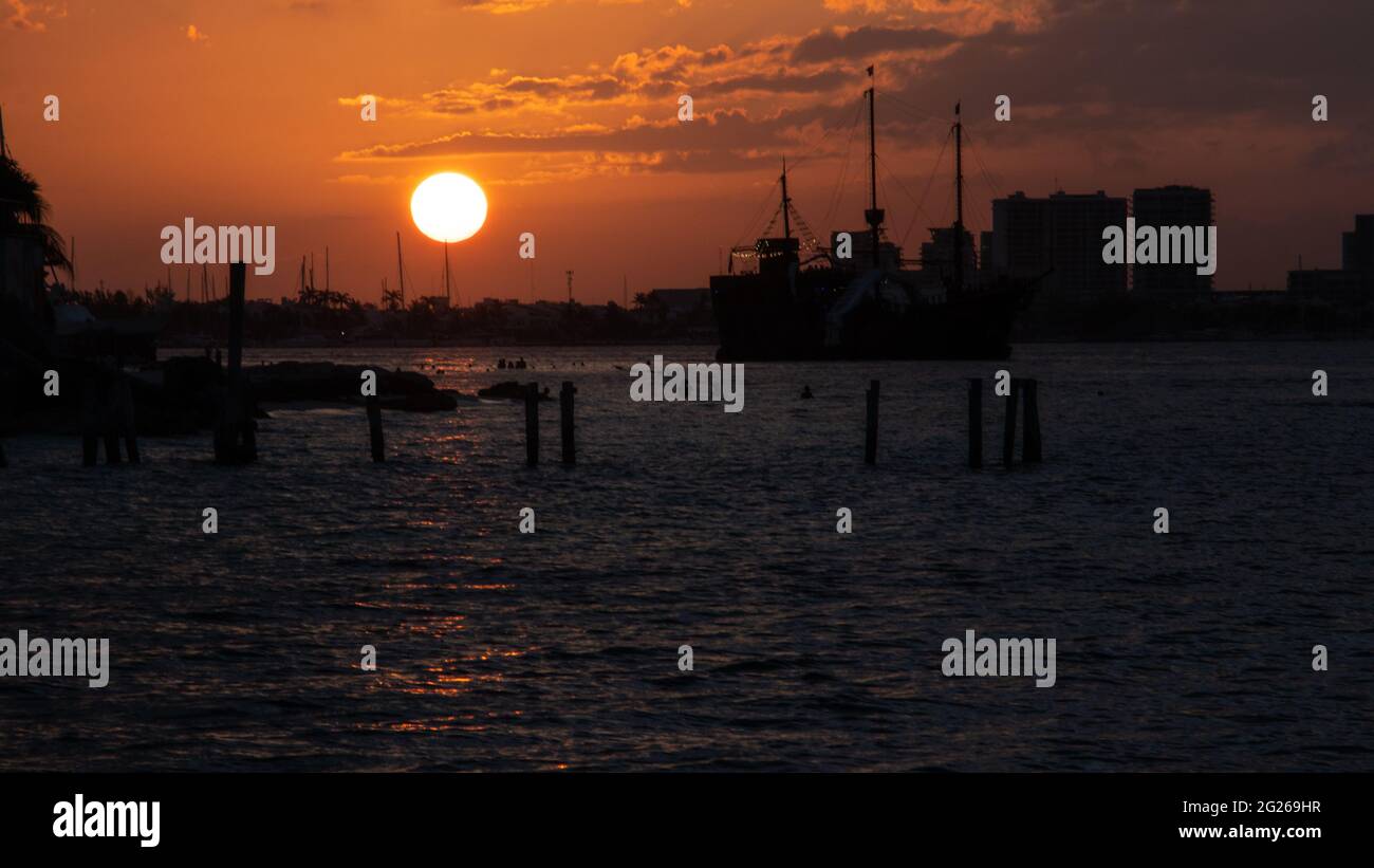 Sunset on the beaches of Cancun Stock Photo - Alamy