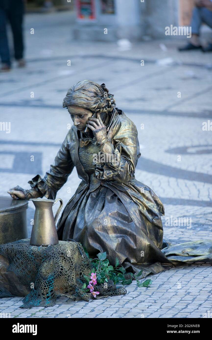 Living statue having a break Stock Photo - Alamy