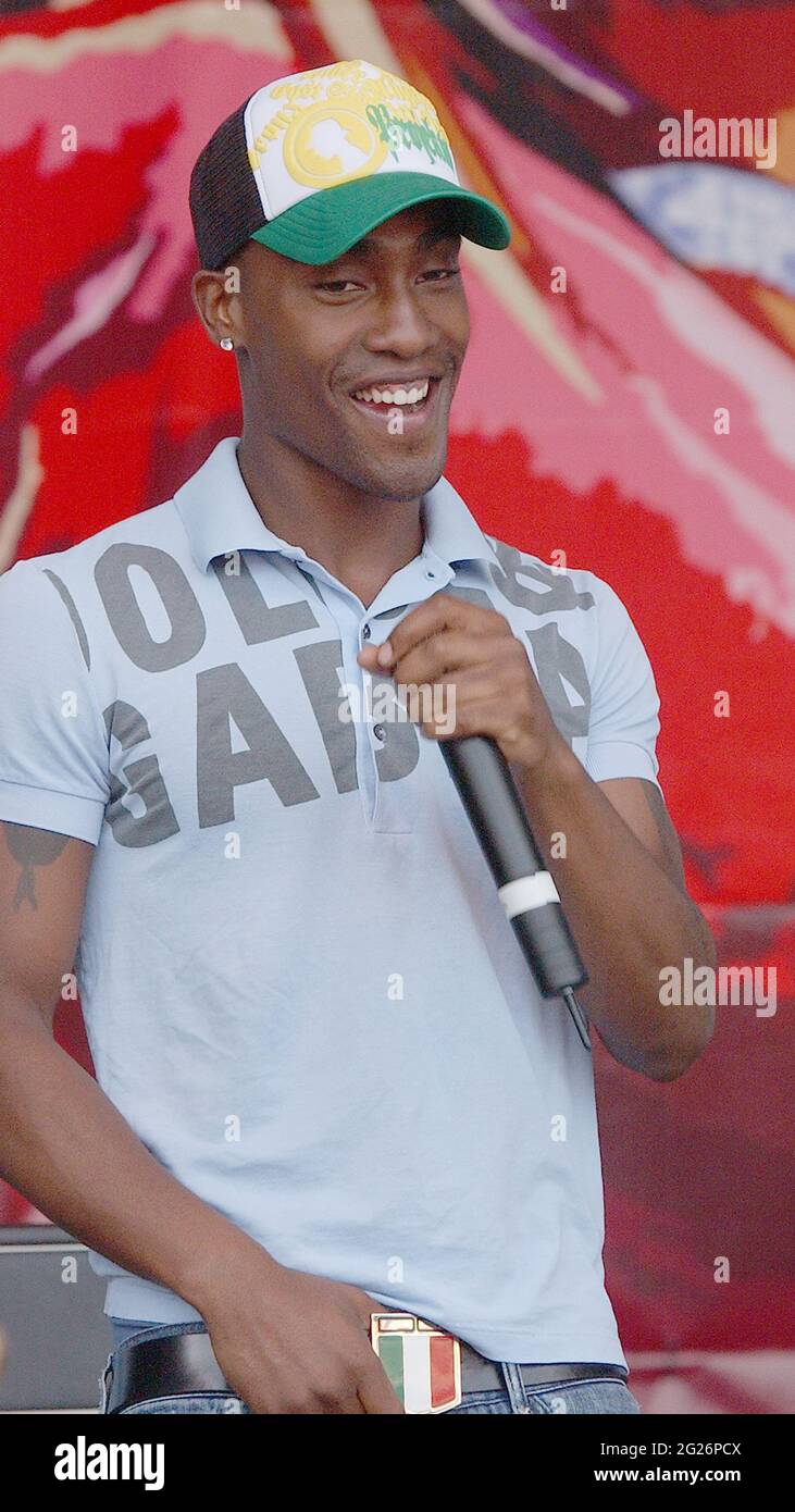 SIMON WEBBE, BOY BAND BLUE, POWER IN THE PARK, SOUTHAMPTON 13-06-04 PIC ...