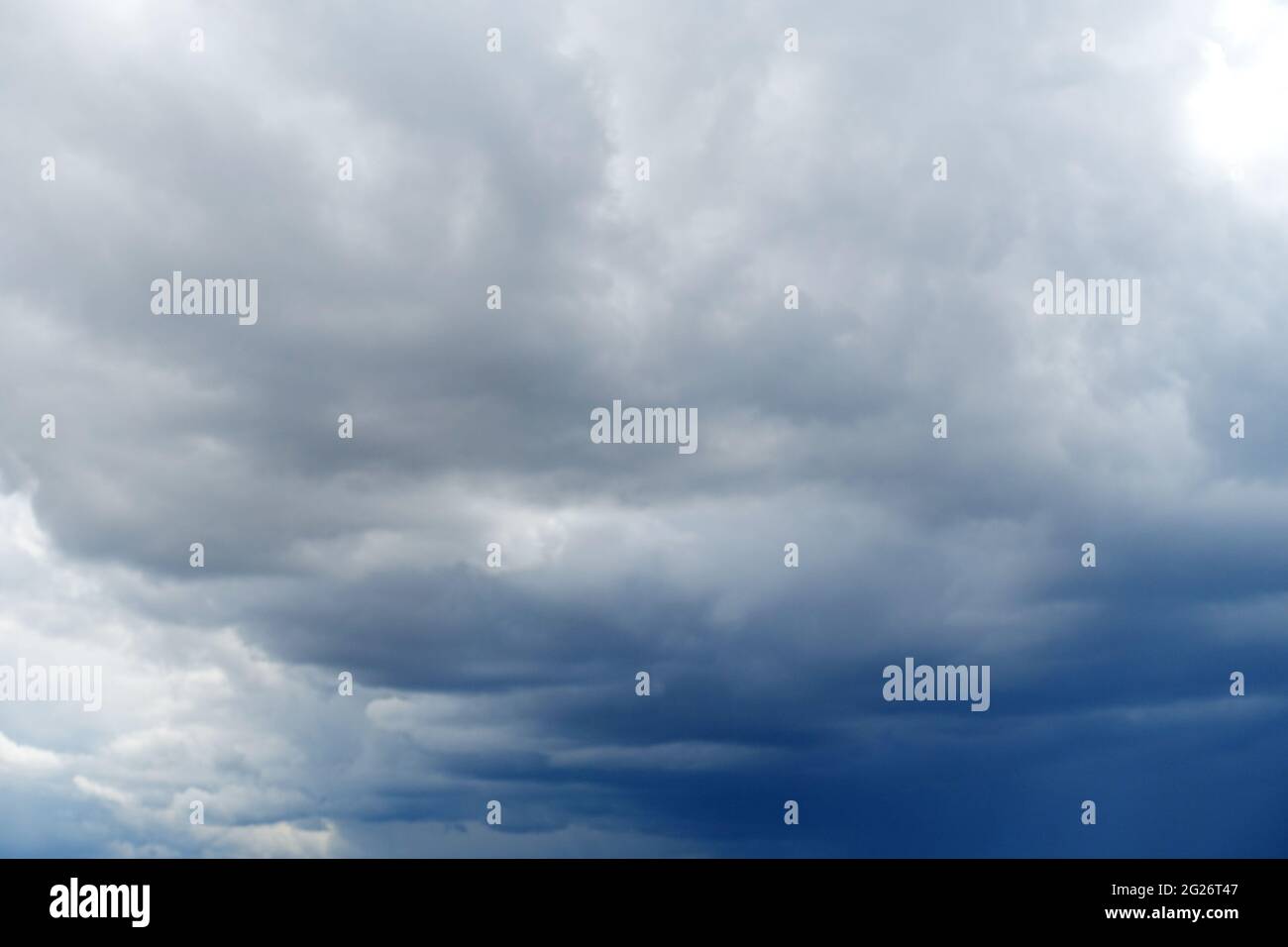 Cumulus-Wolken am blauen Himmel Stock Photo - Alamy