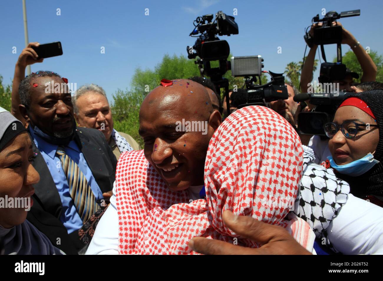 King Hussein Bridge, Jordan. 8th June, 2021. Released Jordanian citizen ...