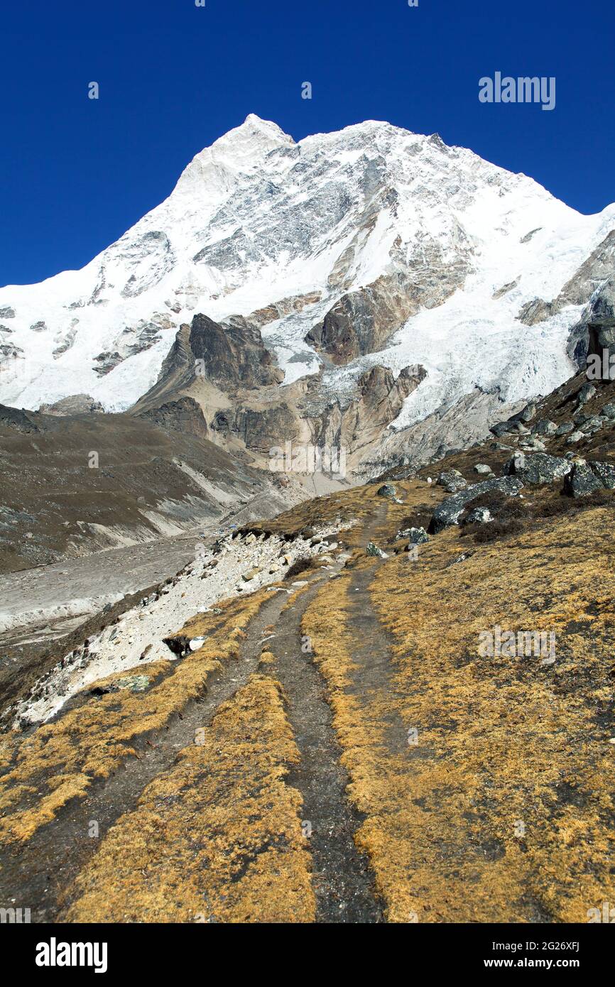 Mount Makalu with pathway, Barun valley, Nepal Himalayas mountains ...