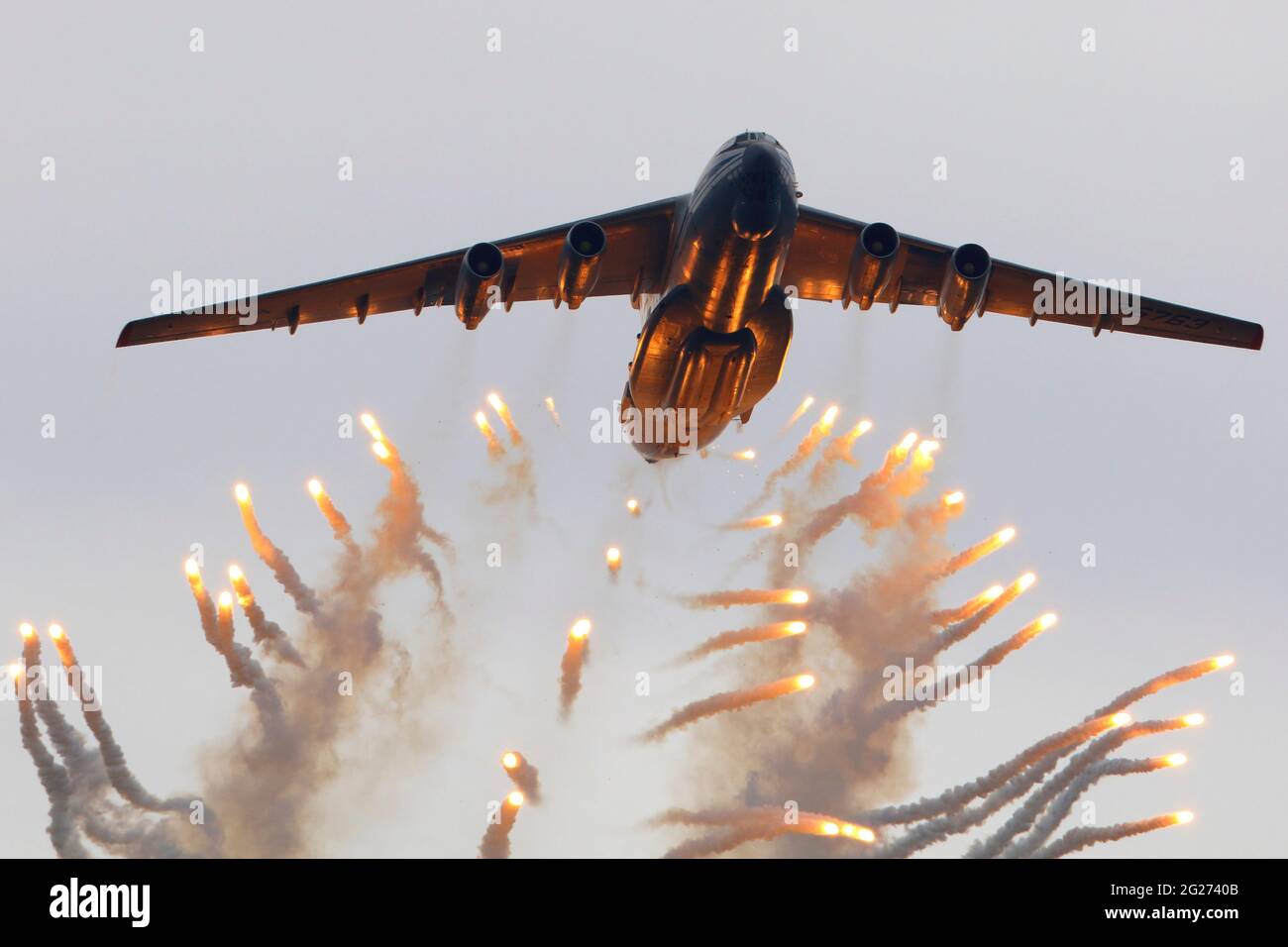 IL-76MD transport airplane of the Russian Air Force firing flares Stock ...