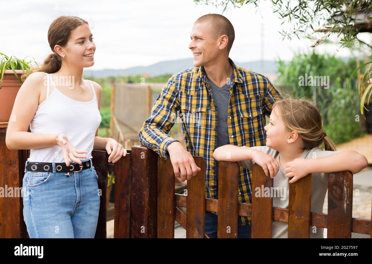 Neighbors talking fence hi-res stock photography and images - Alamy