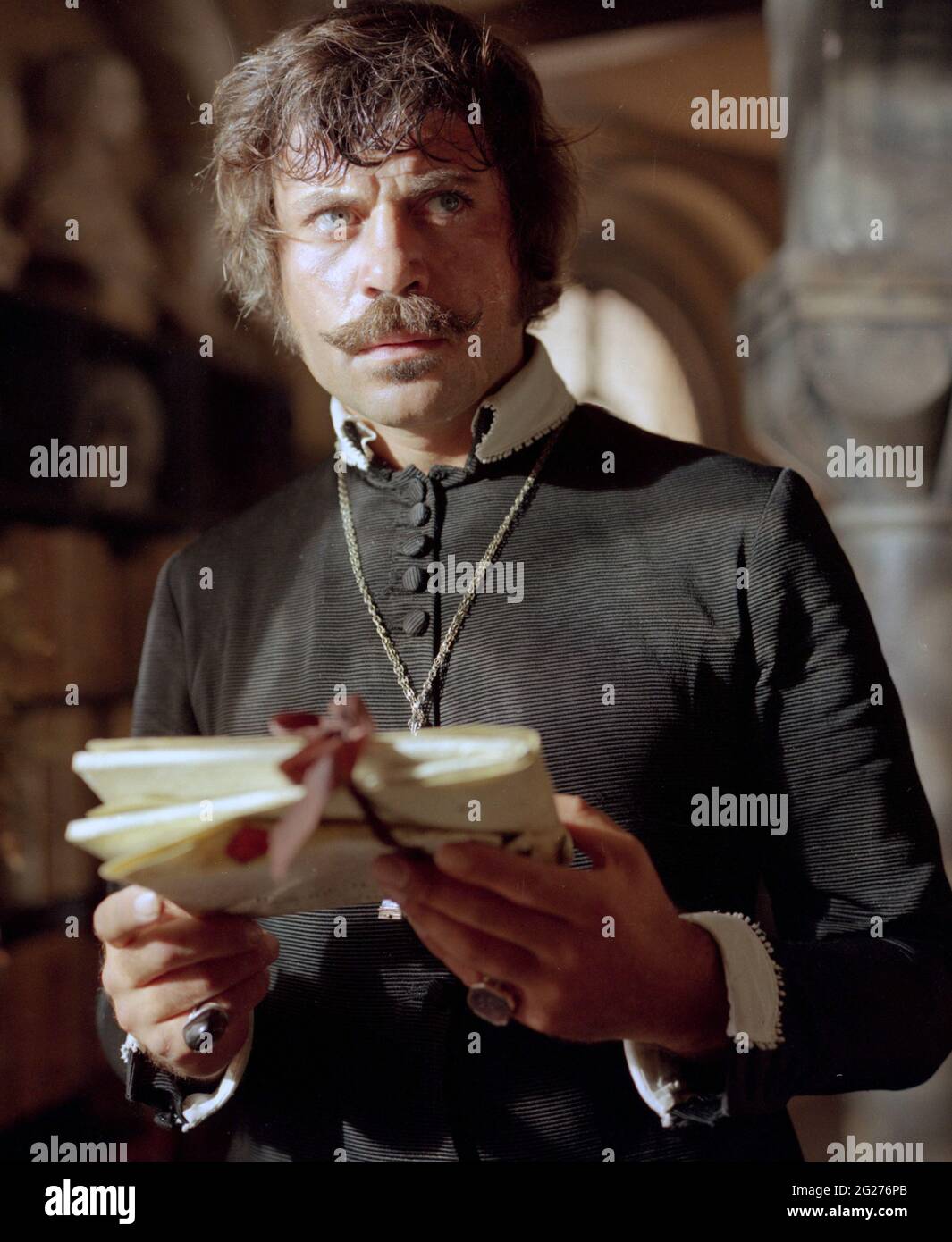Oliver reed 1970s hi-res stock photography and images - Alamy