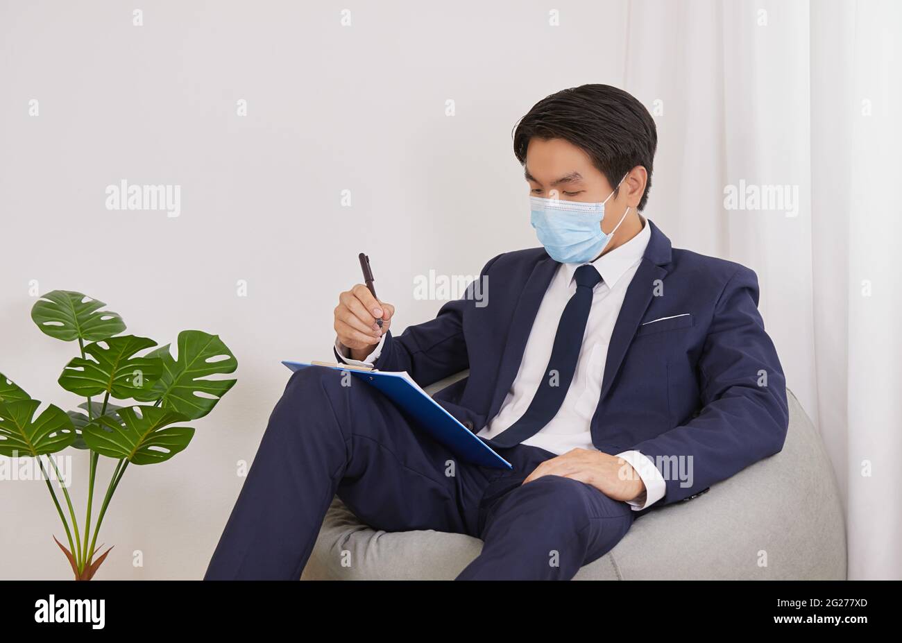 Contract sign mask hi-res stock photography and images - Alamy