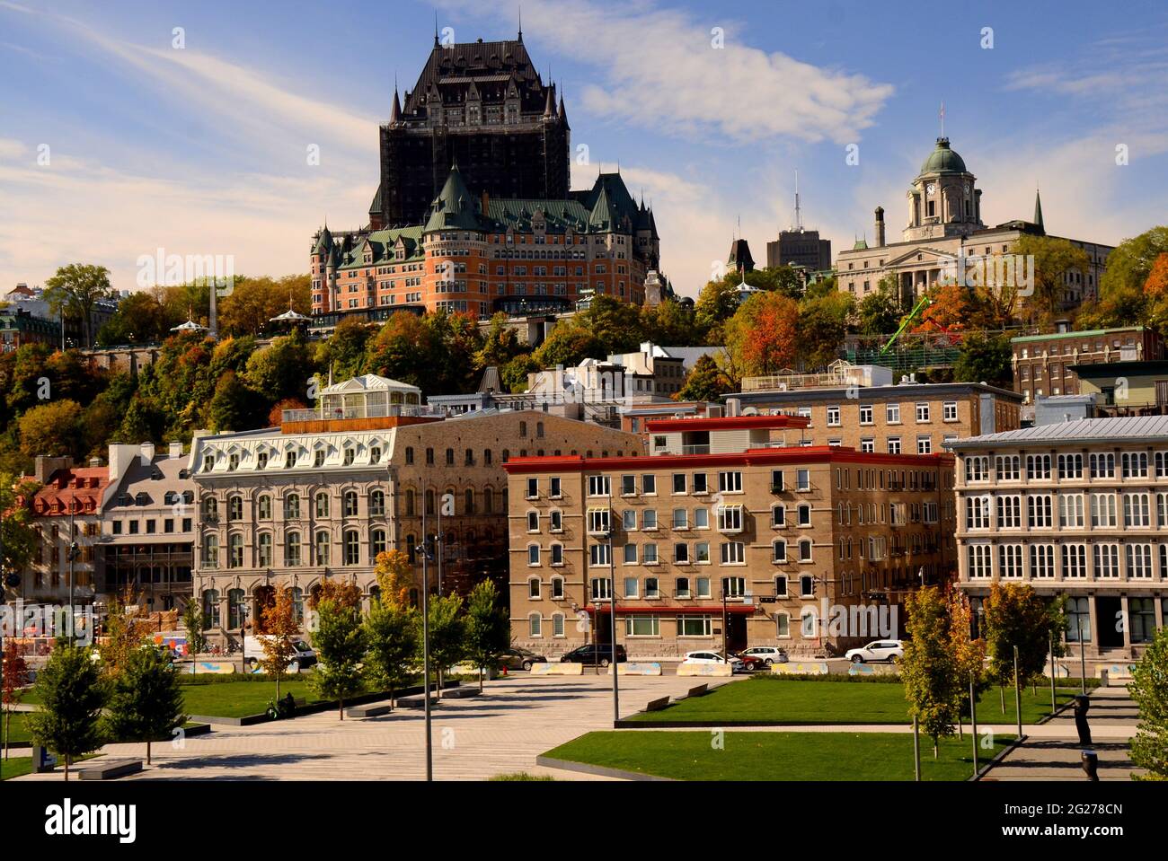 CANADA; QUEBEC CITY, QUEBEC; THE CHATEAU FRONTENAC AND THE HISTORIC OLD ...