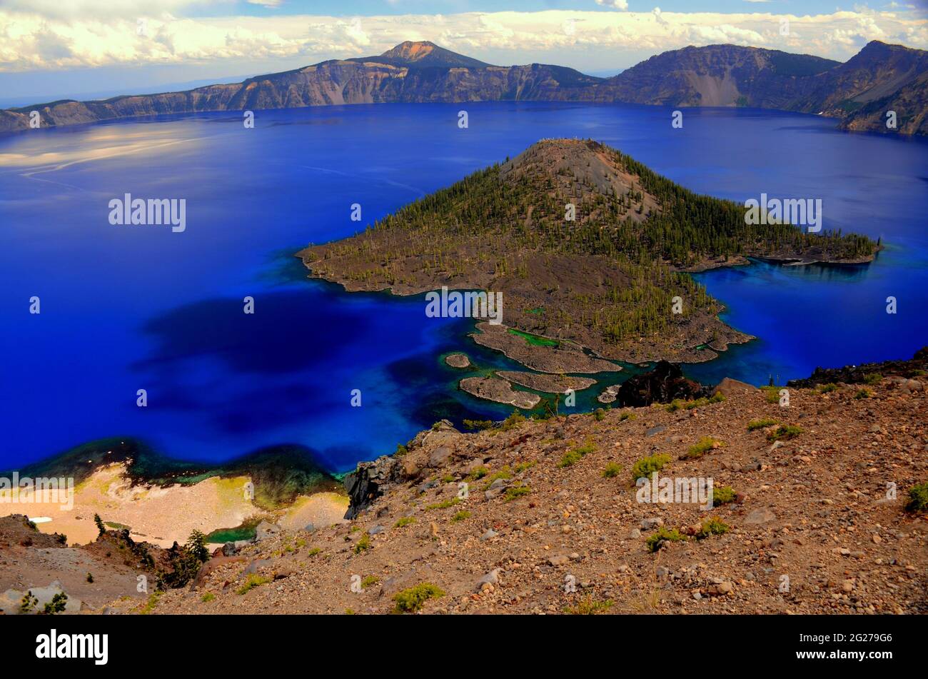 USA NATIONAL PARKS; CRATER LAKE, OREGON; DEEPEST LAKE IN USA; WIZARD ...