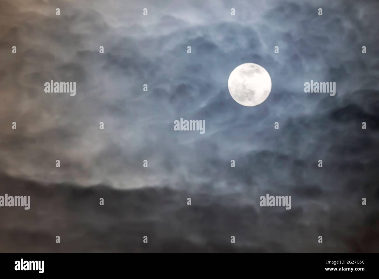 Full Moon with clouds at Night, Dramatic clouds in the moonlight Stock ...