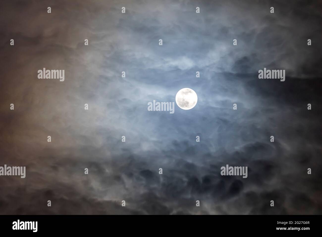 Full Moon with clouds at Night, Dramatic clouds in the moonlight Stock ...