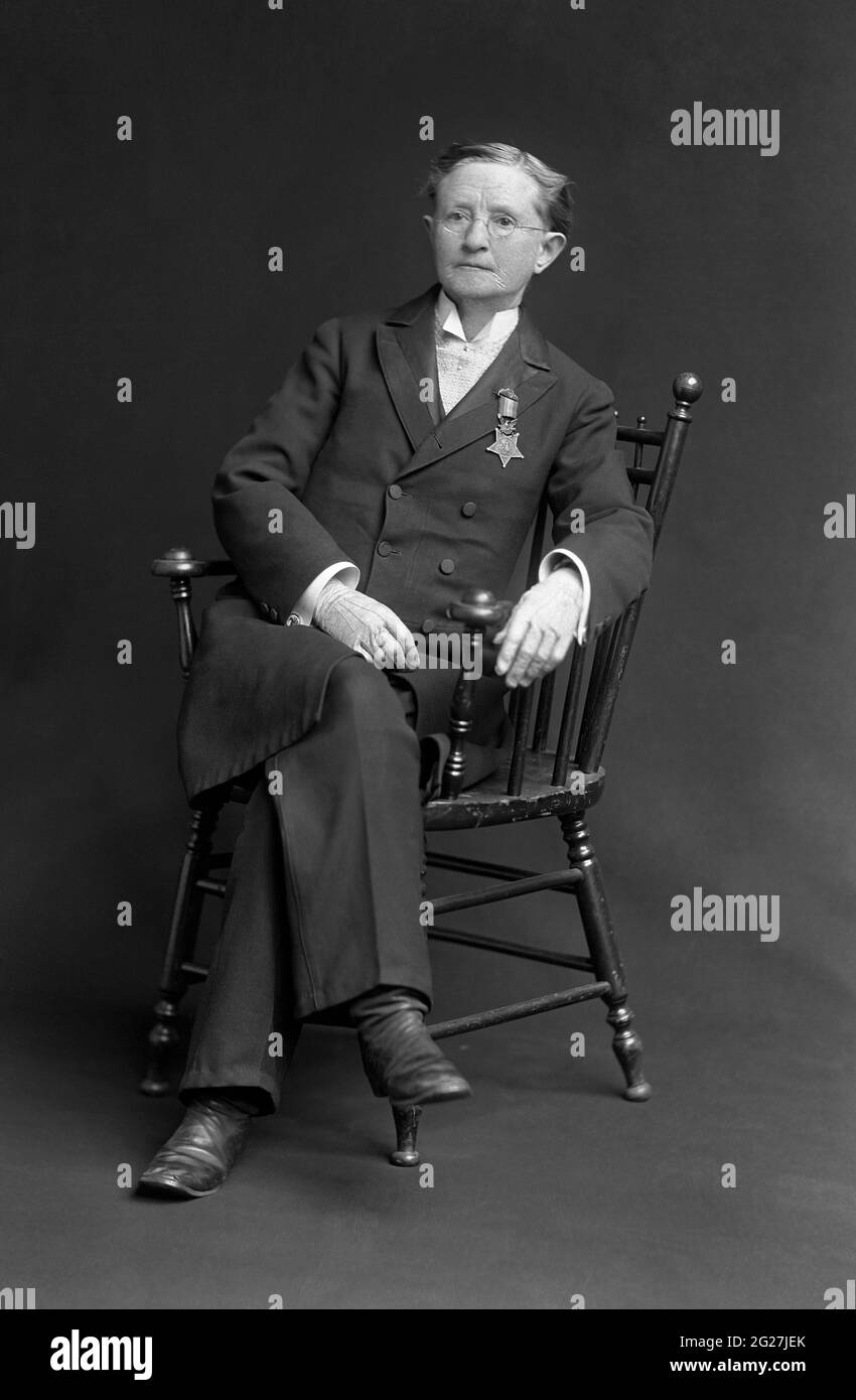 Female army doctor hi-res stock photography and images - Alamy