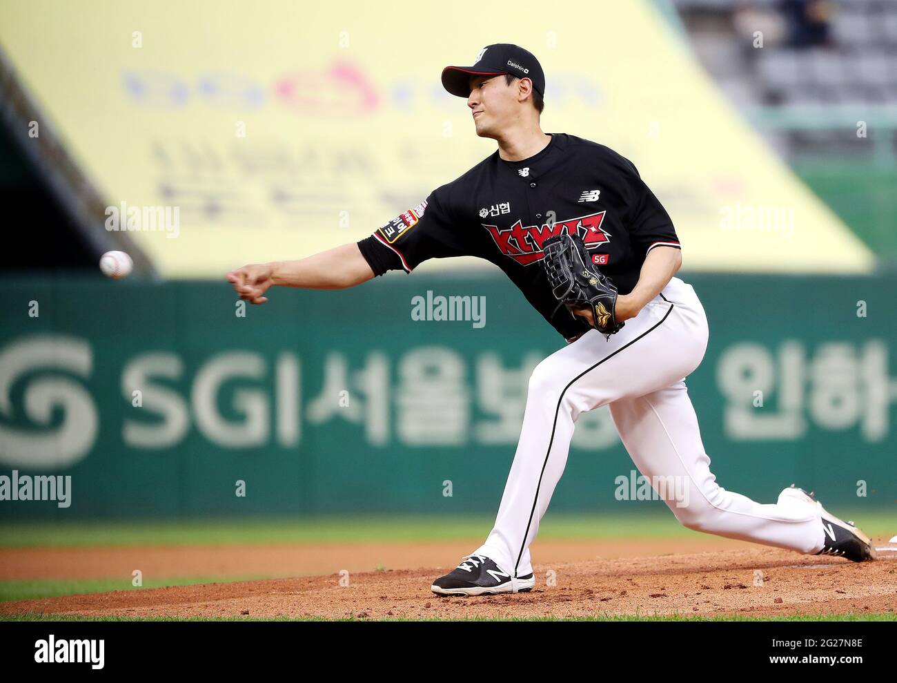 Gwangju 09th June, 2021. KT Wiz's Ko Young-pyo Ko Young-pyo of the KT Wiz throws a pitch against ...