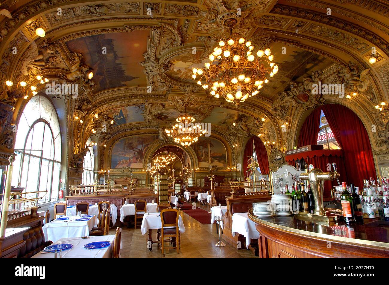 FRANCE. PARIS (75) GARE DE LYON TRAIN STATION - INTERIOR OF THE FAMOUS ...
