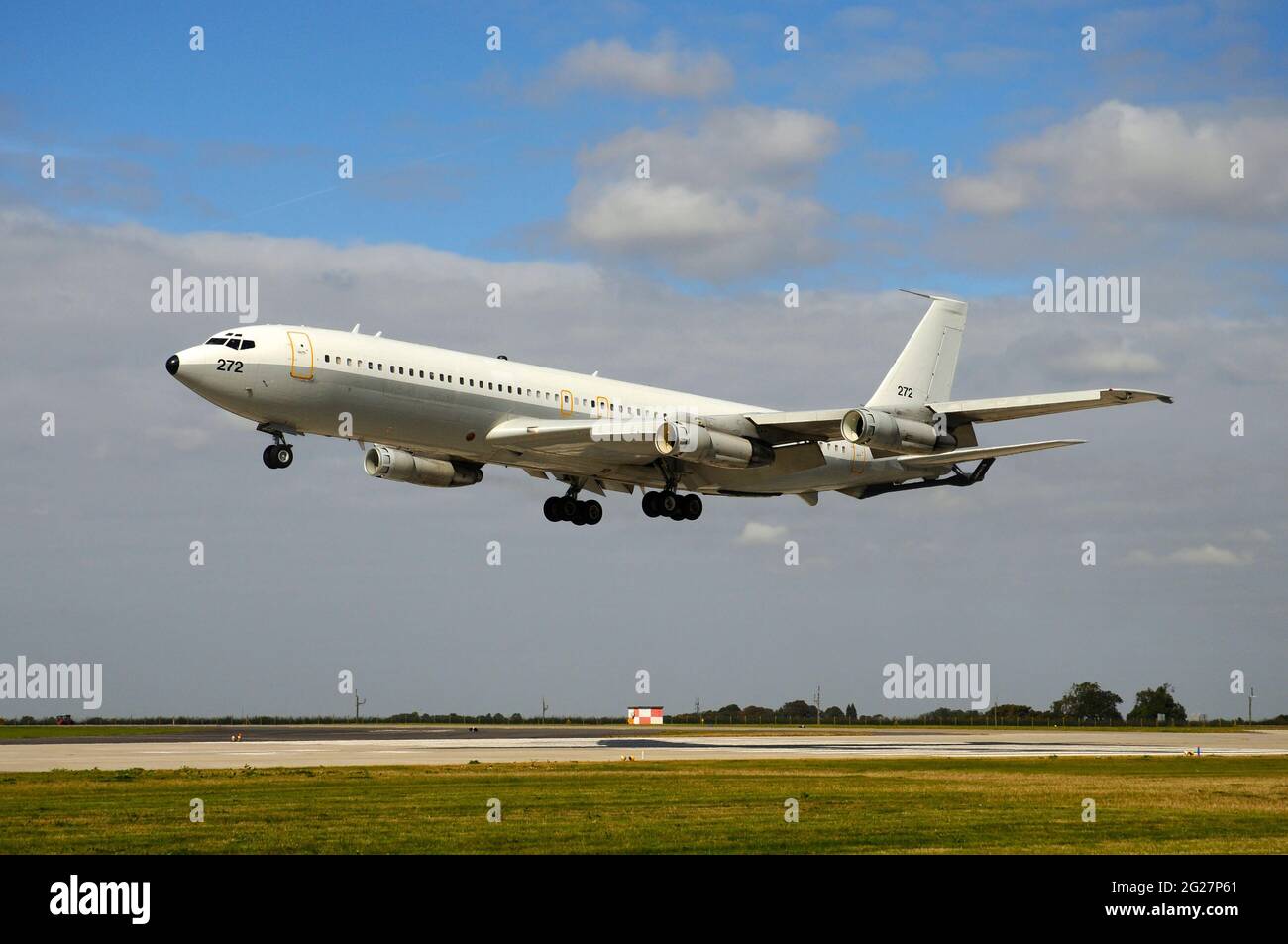 Israel Air Force KC-707 landing on the base at RAF Waddington, England ...