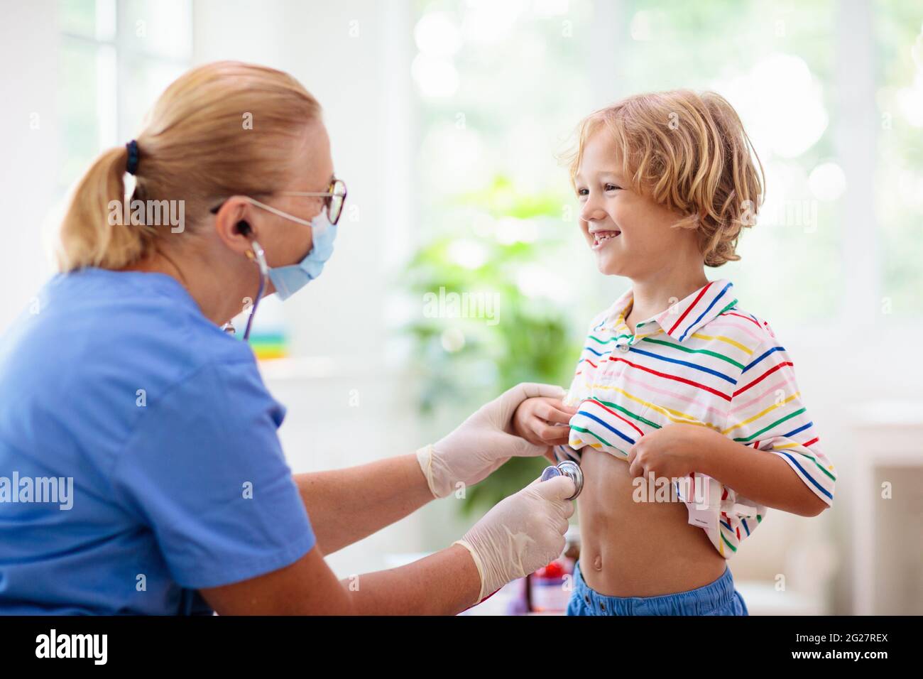 Nurse with child pulse hi-res stock photography and images - Alamy