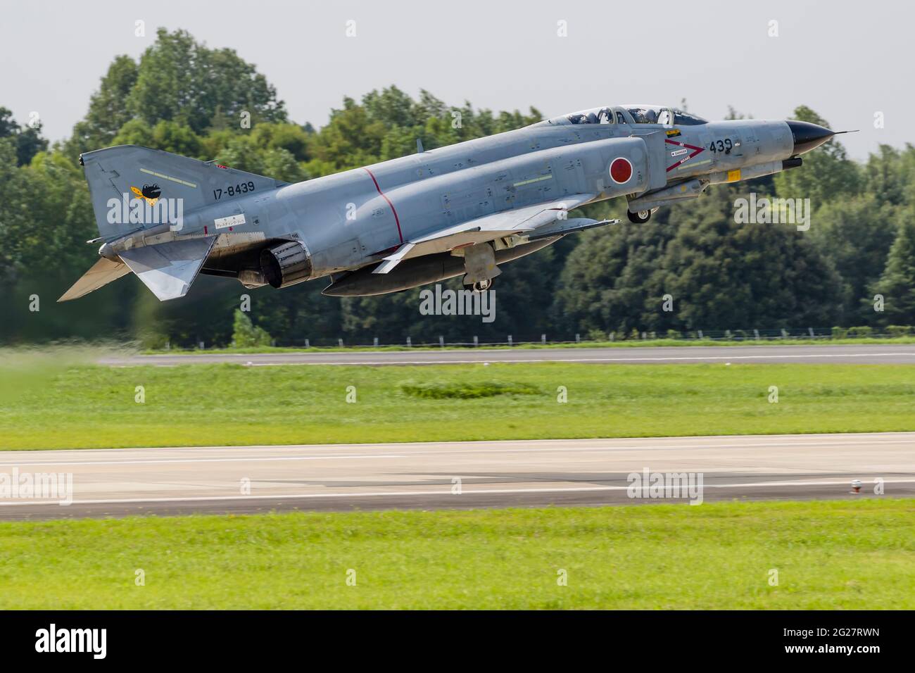 A Japan Air Self-Defense Force F-4EJ Phantom takes off Stock Photo - Alamy