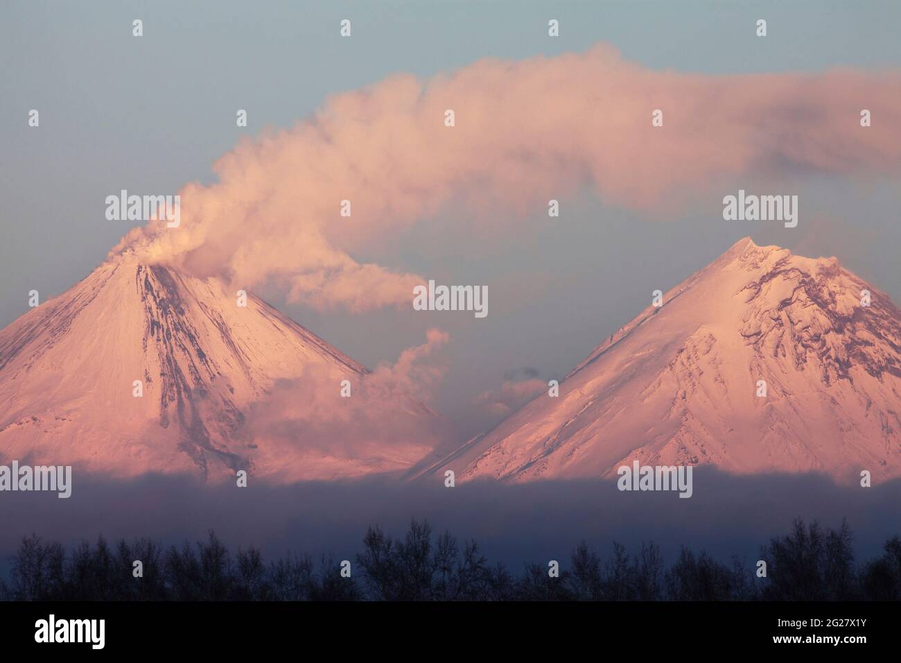 Eruption of Kliuchevskoi Volcano, Kamchatka, Russia Stock Photo - Alamy