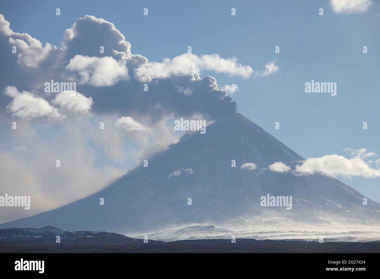 Eruption of Kliuchevskoi Volcano, Kamchatka, Russia Stock Photo - Alamy