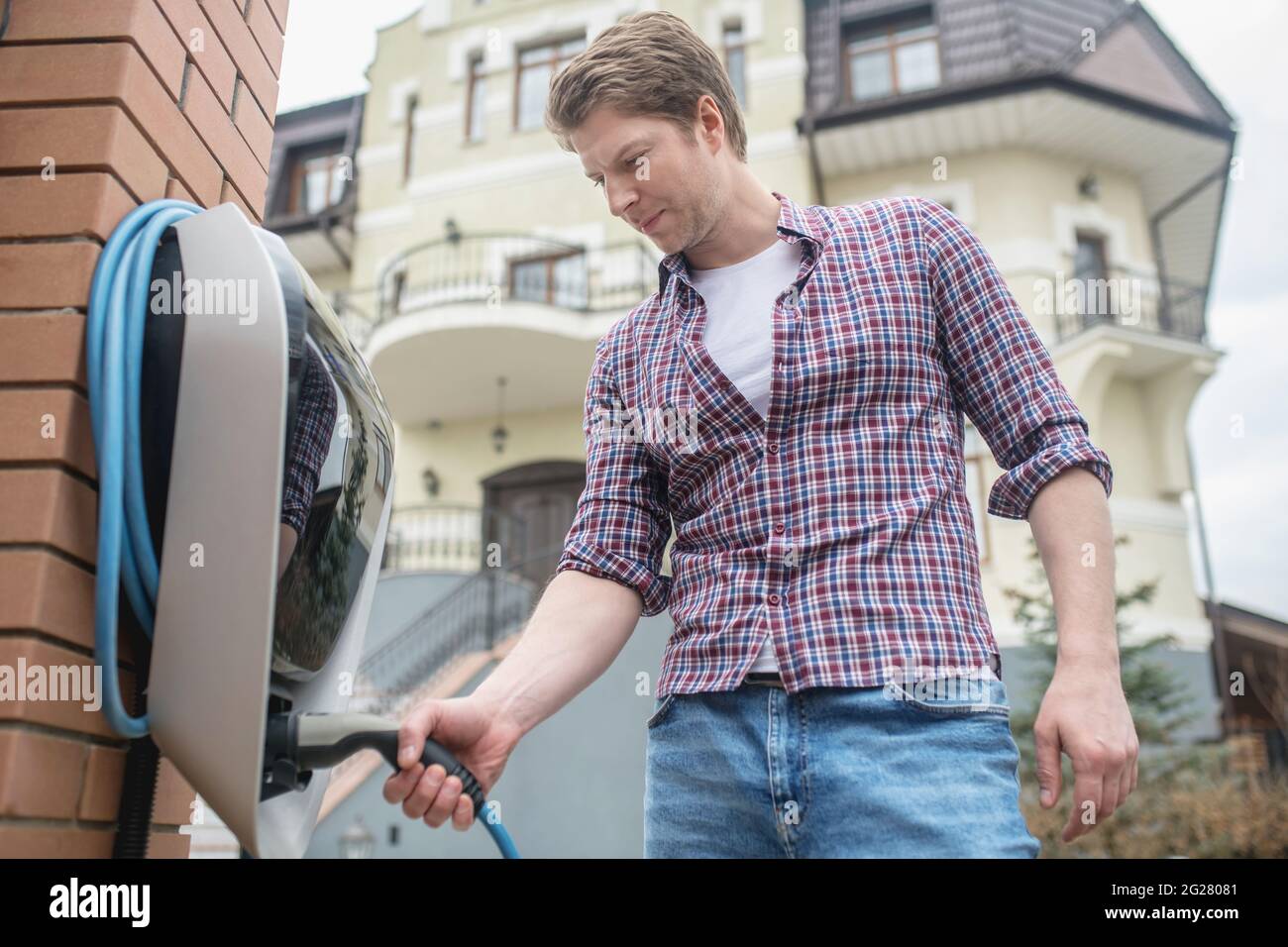 Charging electric car private hi-res stock photography and images - Alamy