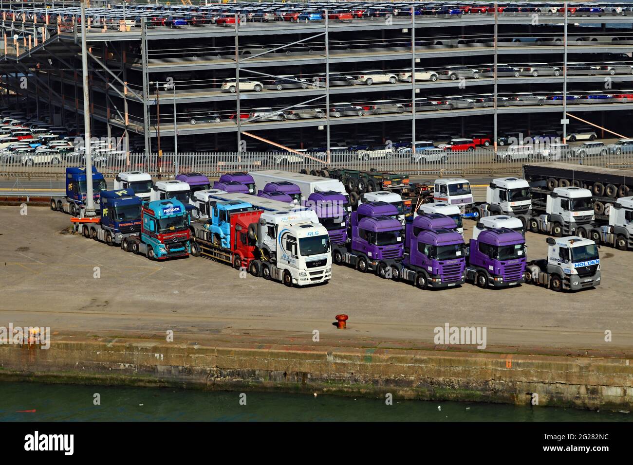 Lorries waiting to be loaded on the dockside hi-res stock photography ...
