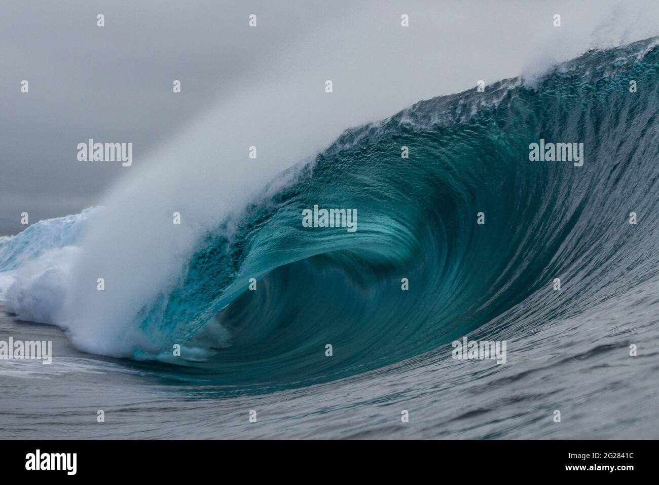Hawaii wave sea ocean surfing swell tube pipe hi-res stock photography ...