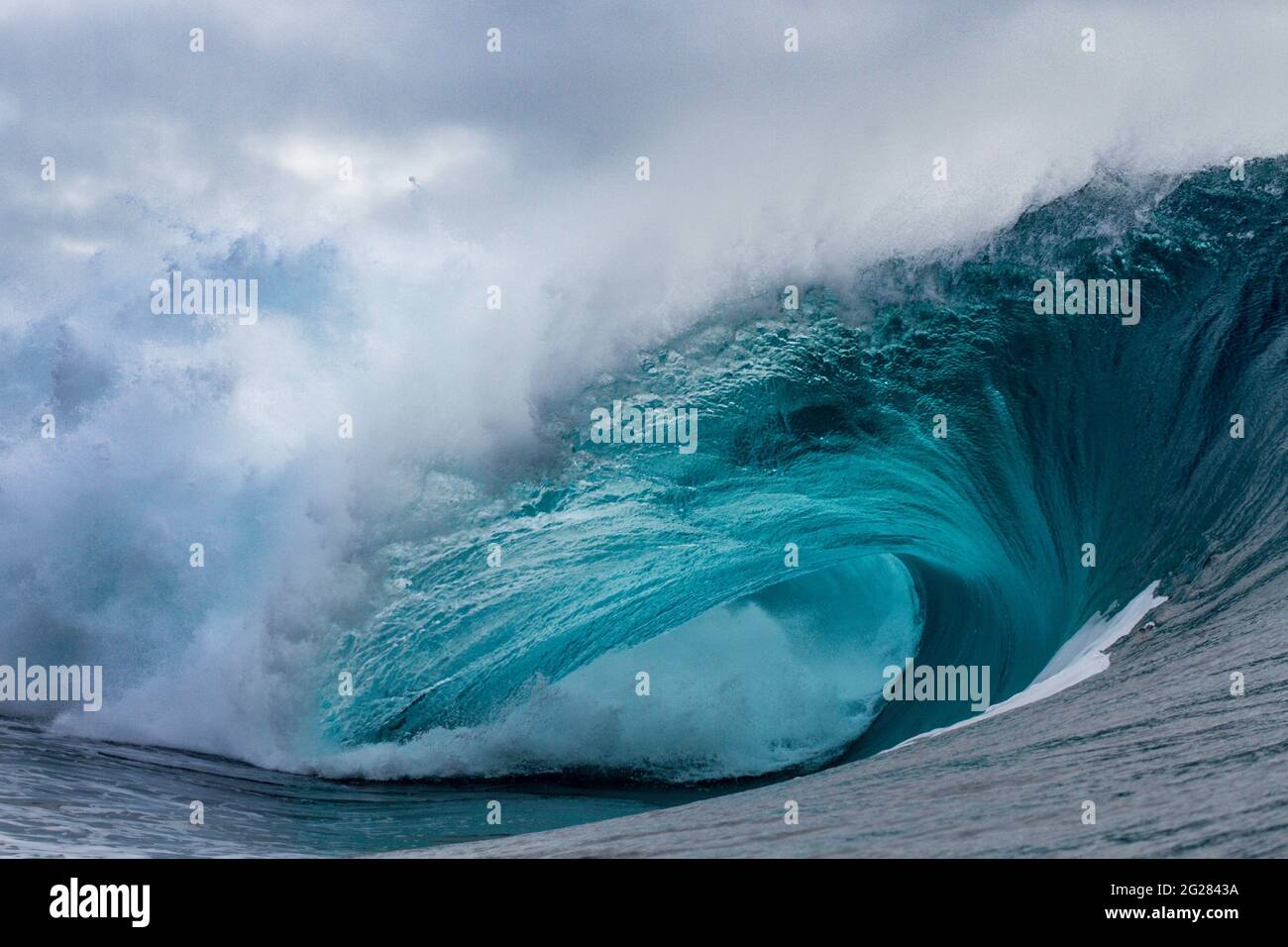 Hawaii wave sea ocean surfing swell tube pipe hi-res stock photography ...