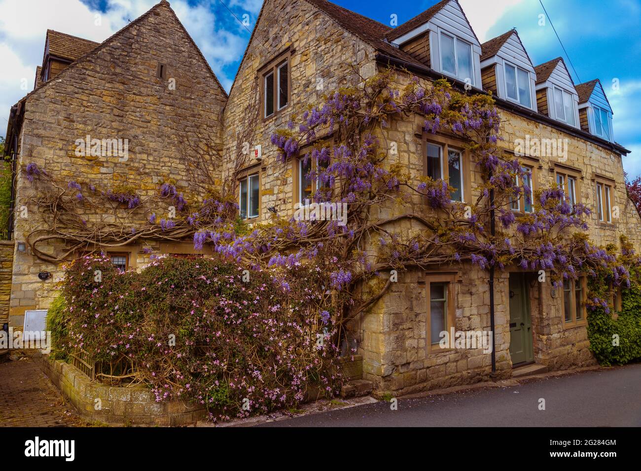 Wisteria covered house hi-res stock photography and images - Alamy