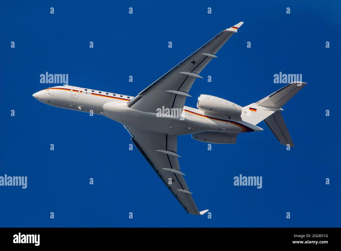 Global 6000 hi-res stock photography and images - Alamy
