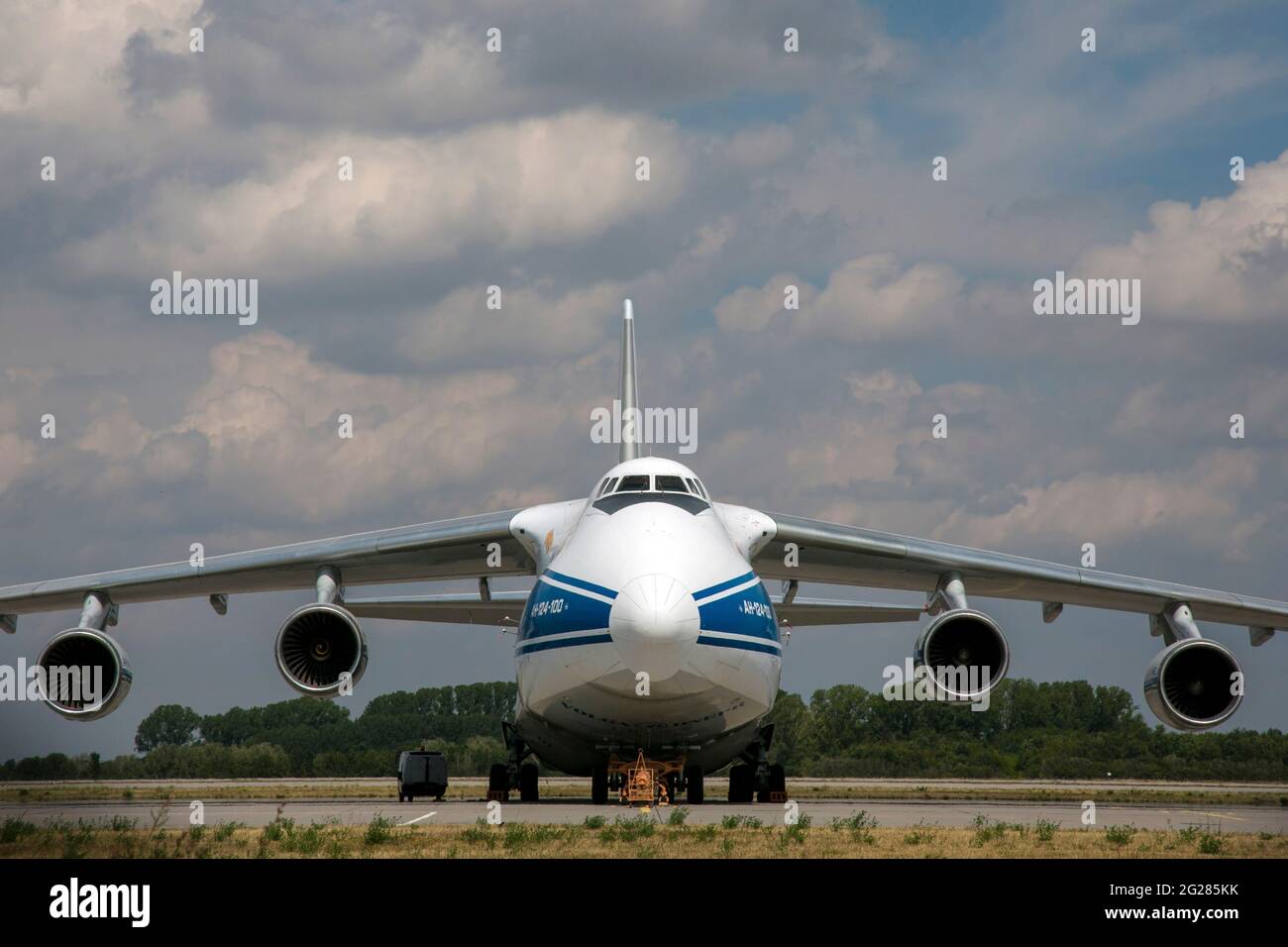 Antonov AN-124 used by NATO to transfer heavy equipment, Leipzig ...