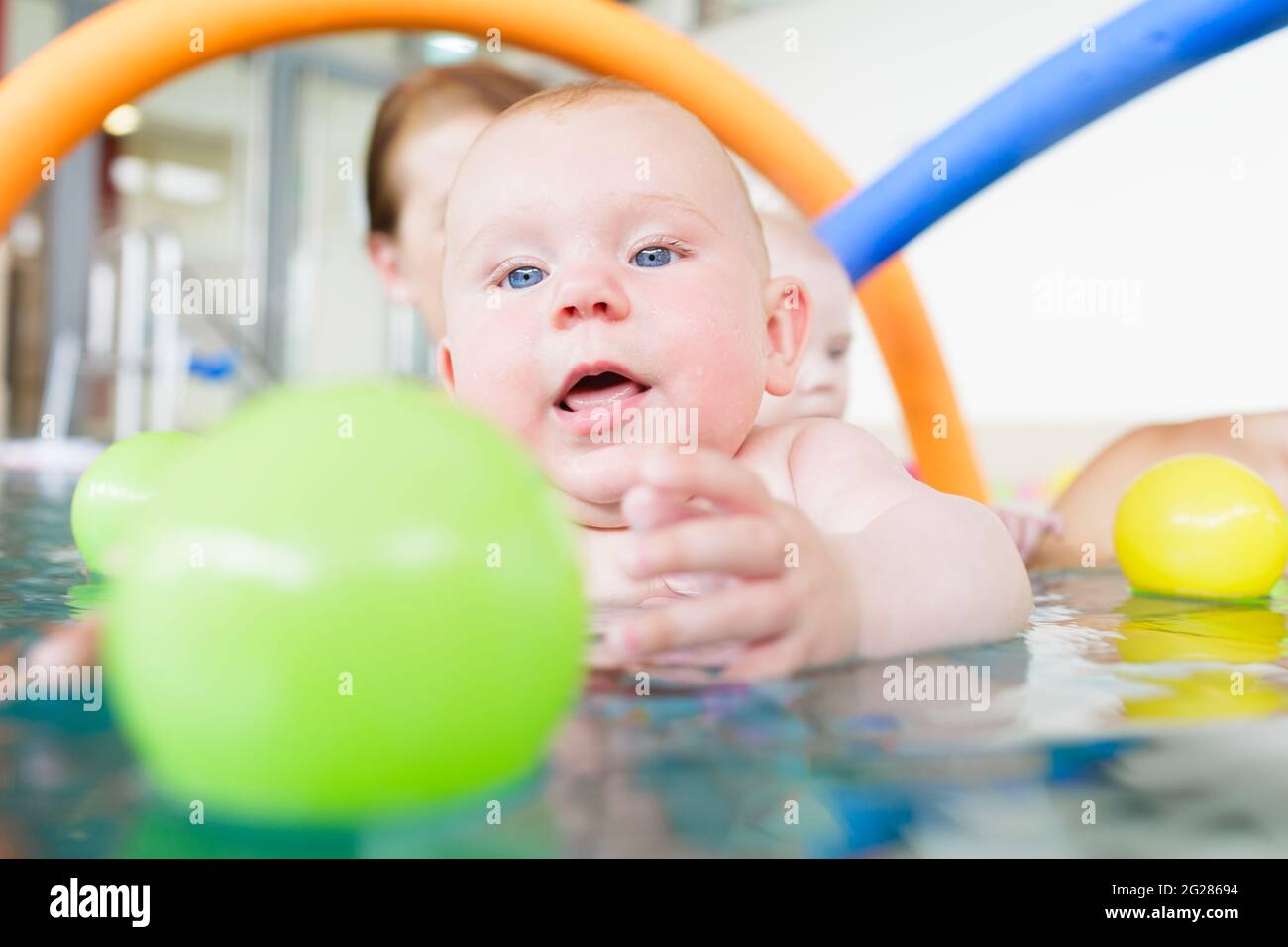Diving in swimming pool indoor hi-res stock photography and images - Alamy