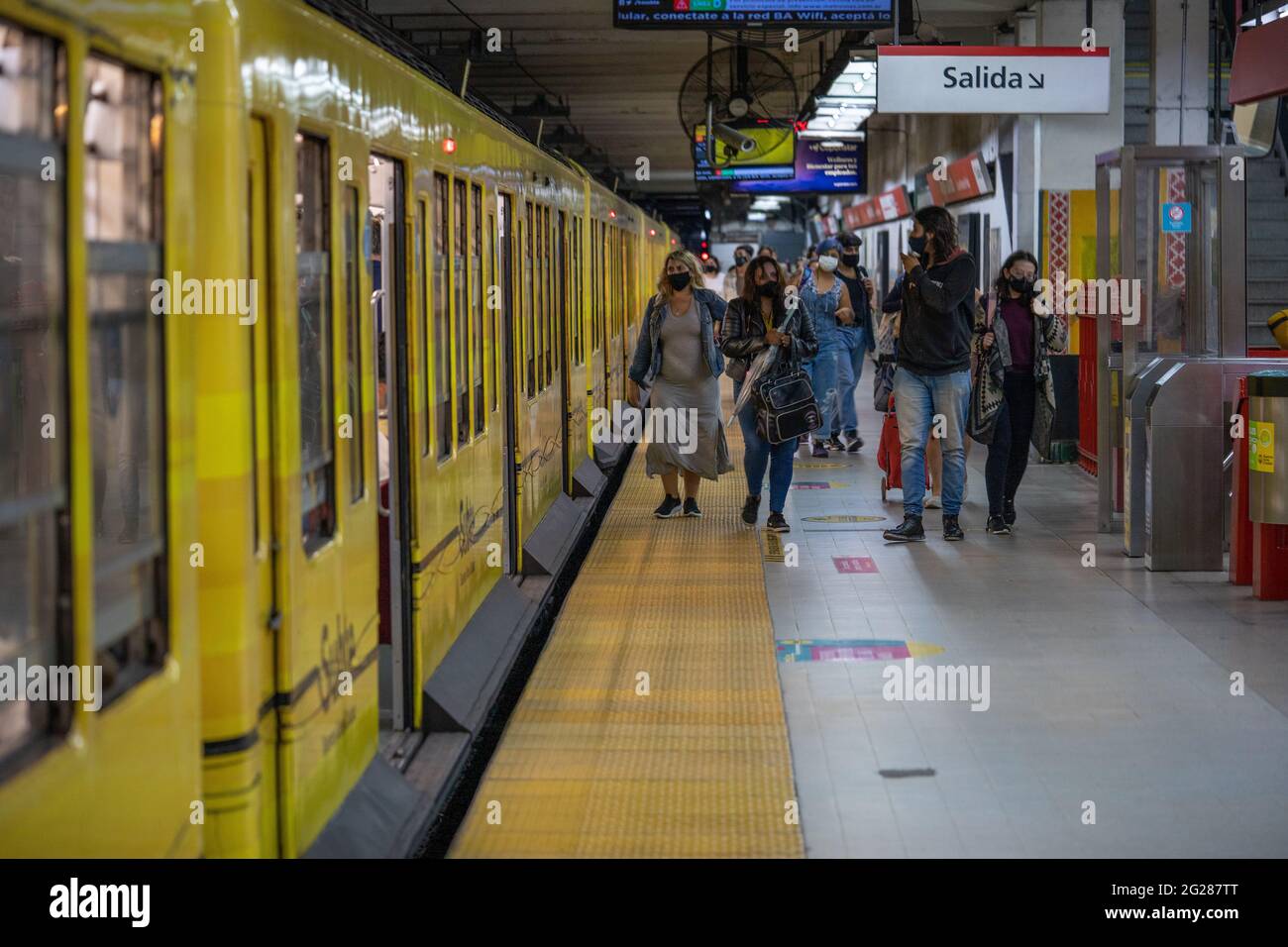 People waiting for the arrival of the subway train on the platform ...