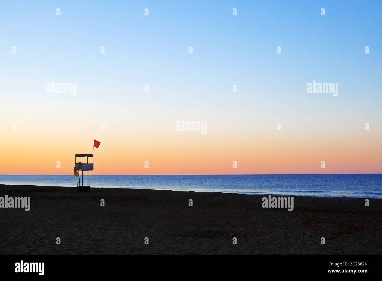 Lifeguard tower with red flag hi-res stock photography and images - Alamy