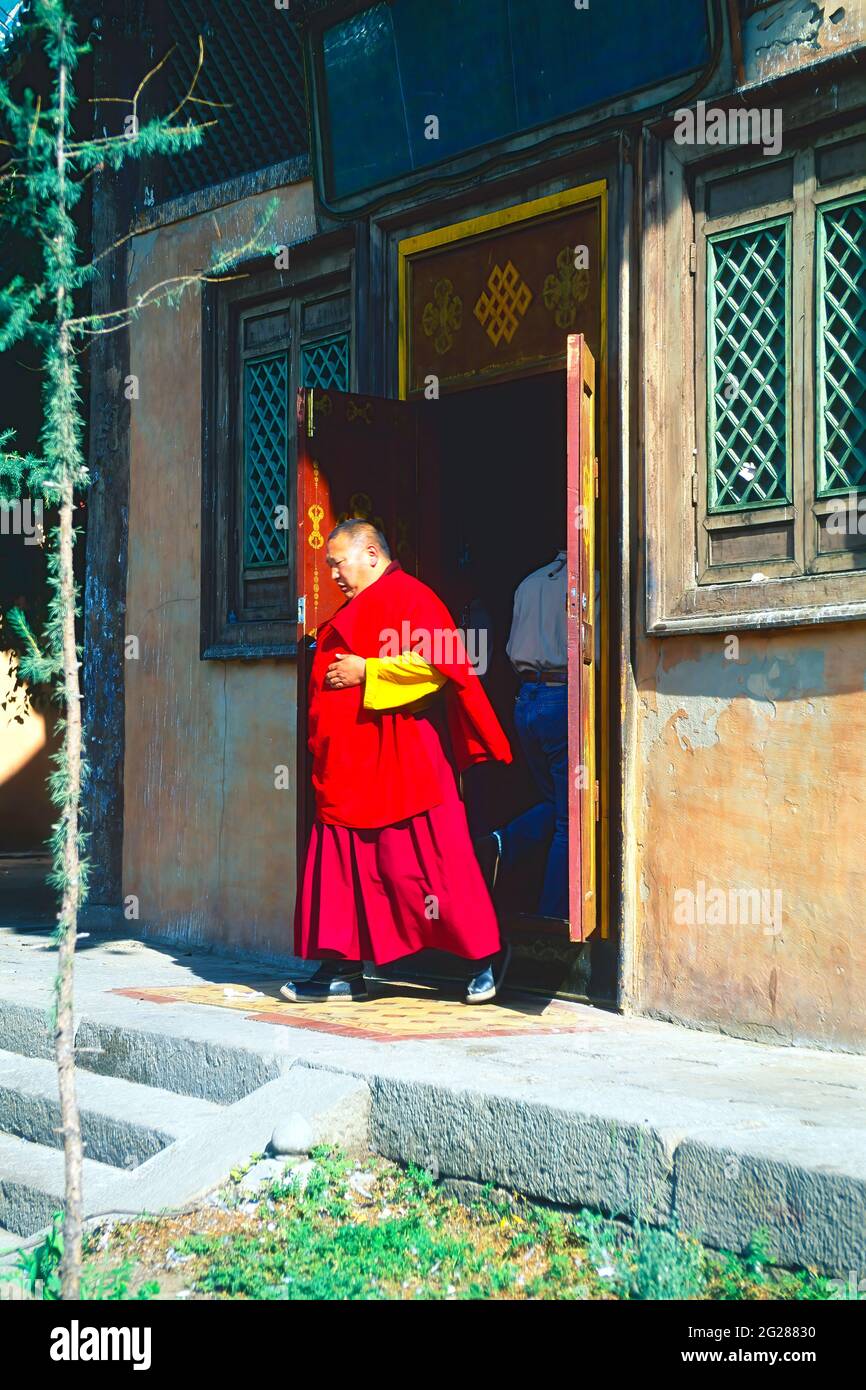 Monks coming out buddhist temple hi-res stock photography and images ...
