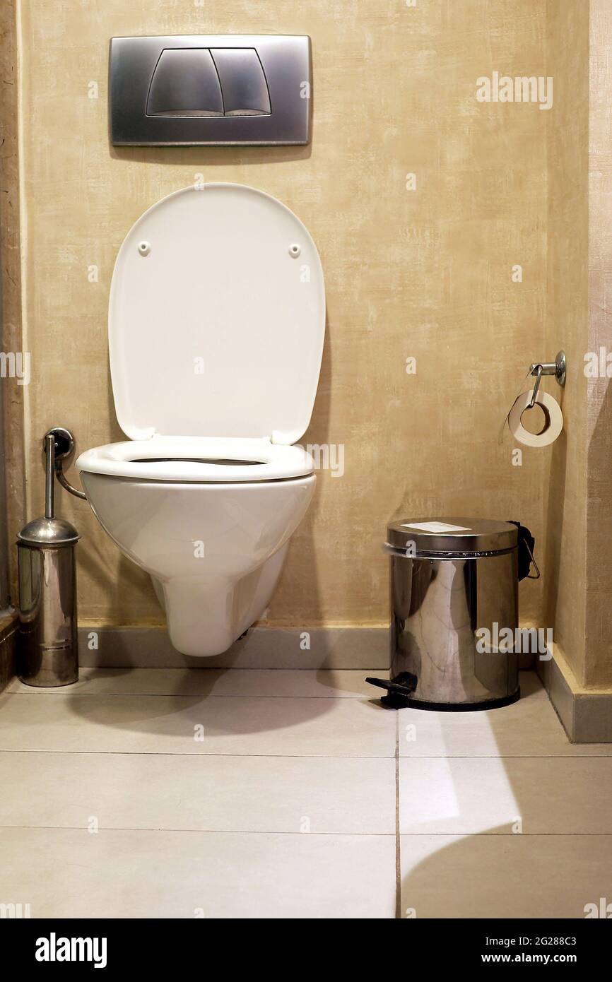 Do not throw trash in toilet bowl hi-res stock photography and images ...