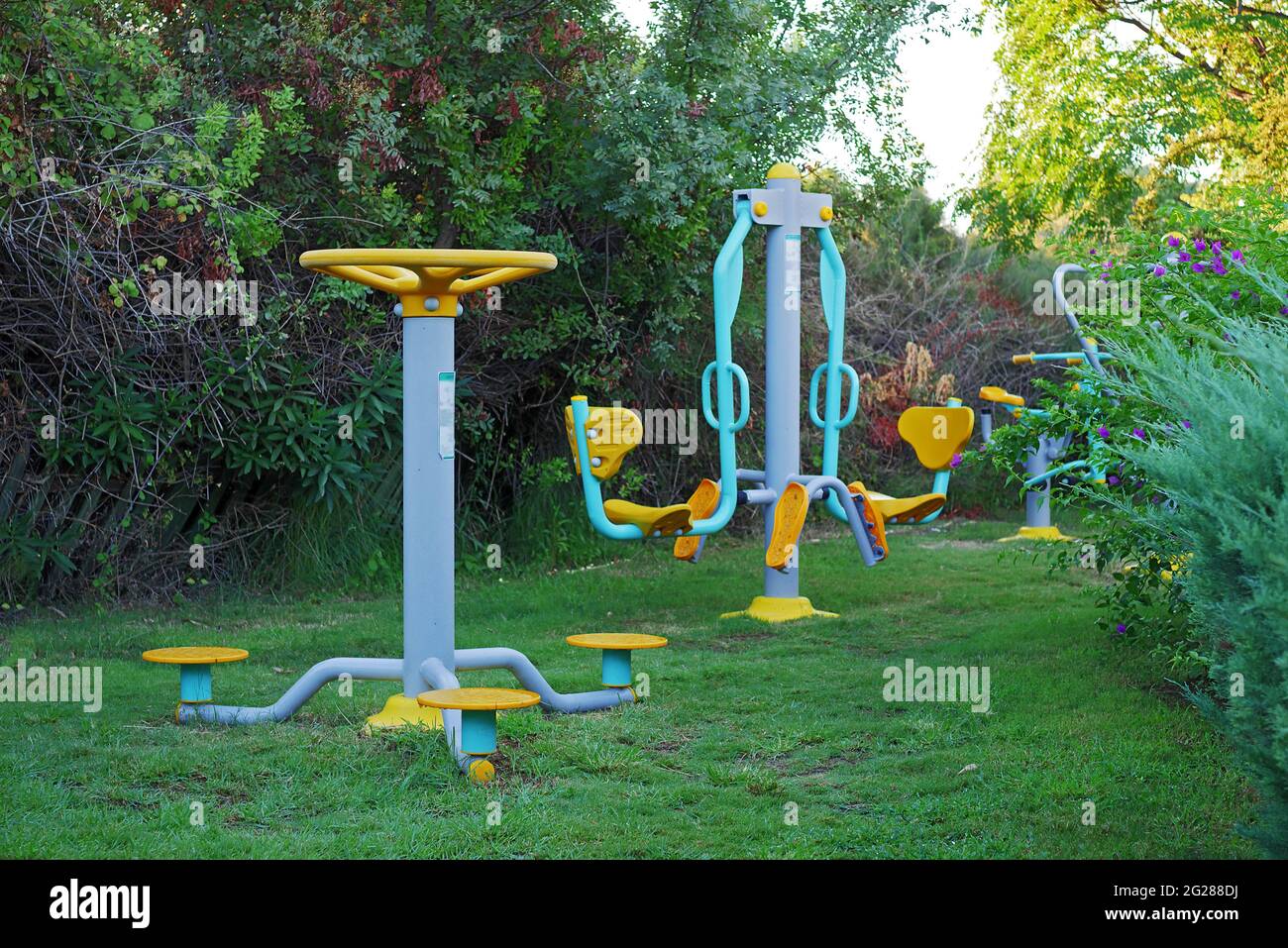 outdoor fitness equipment in a park Stock Photo - Alamy