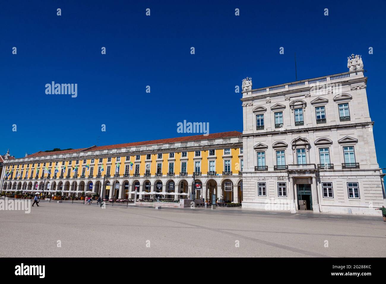 Harbour facing plaza hi-res stock photography and images - Alamy
