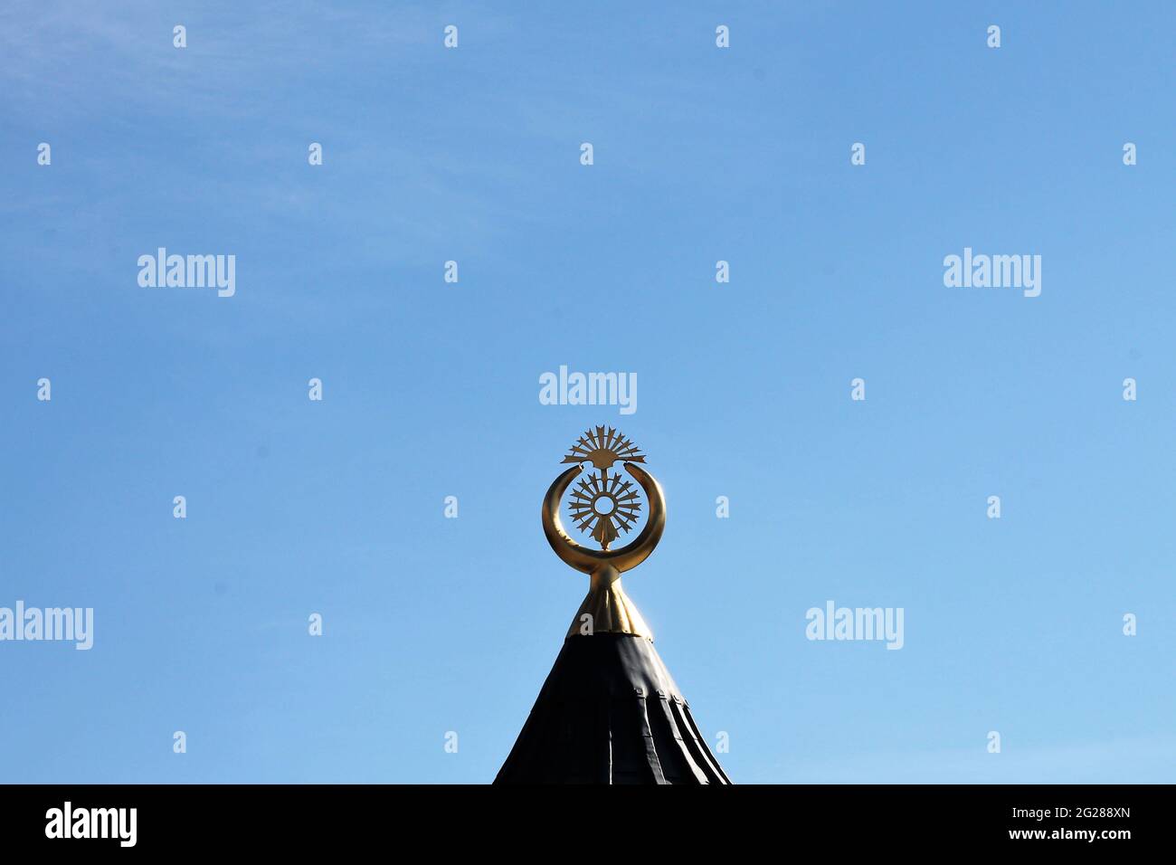 mosque, flag and minaret Stock Photo - Alamy