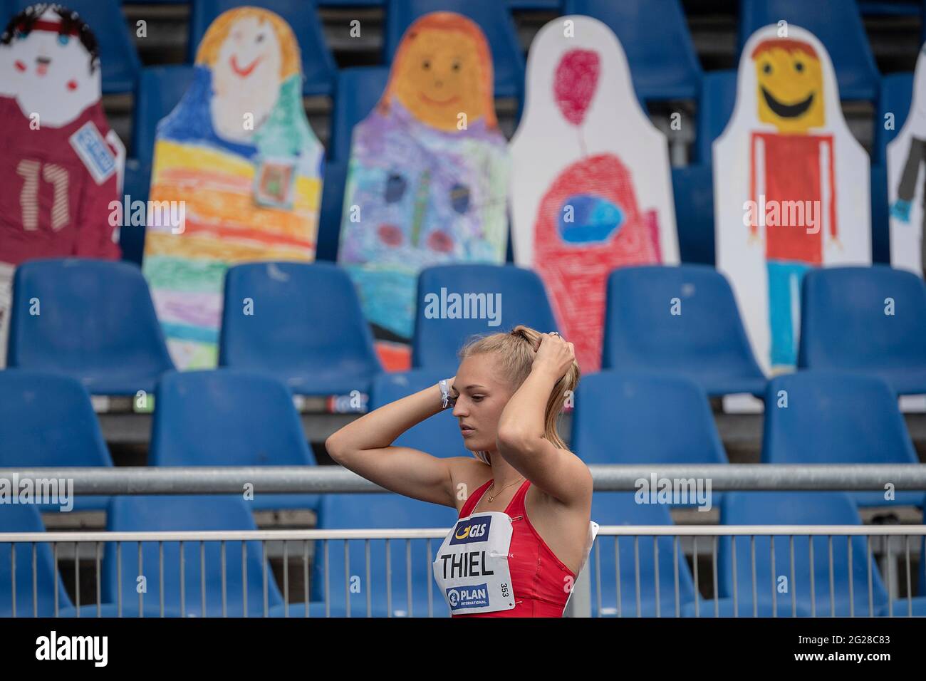 400m runner hi-res stock photography and images - Alamy
