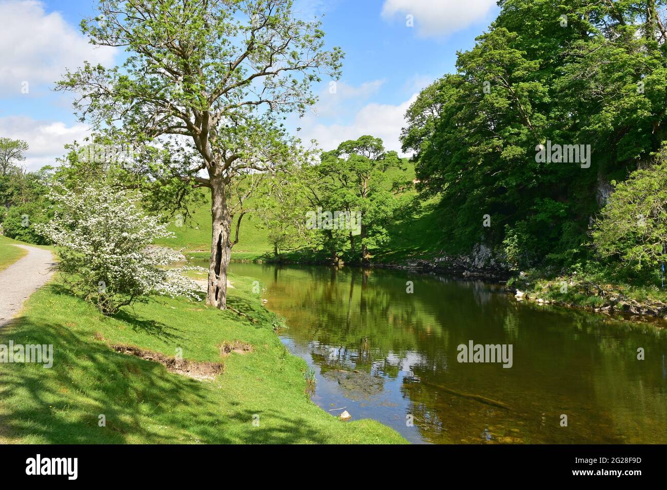 The river Wharfe at Burnsall on the Dales Way at Burnsall, Yorkshire ...
