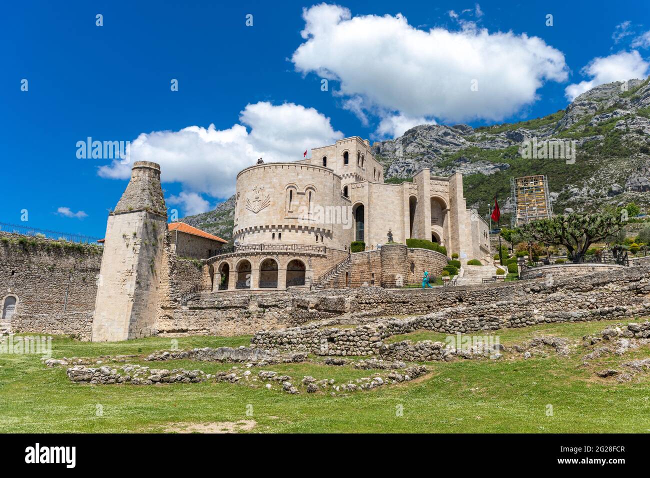 Kruja, Kroja, Kruja, Kruj, Krujë - Skenderbeg castle and museum in town ...