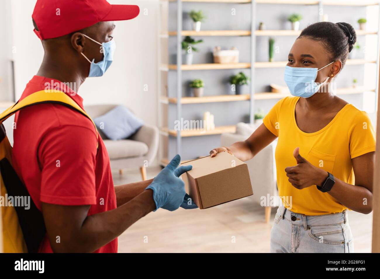 Customer service face masks hi-res stock photography and images - Alamy