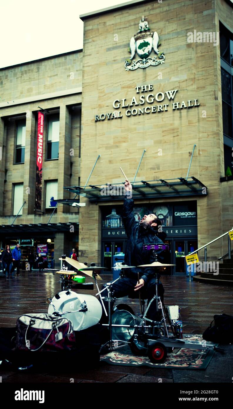 Busker in the rain hi-res stock photography and images - Alamy