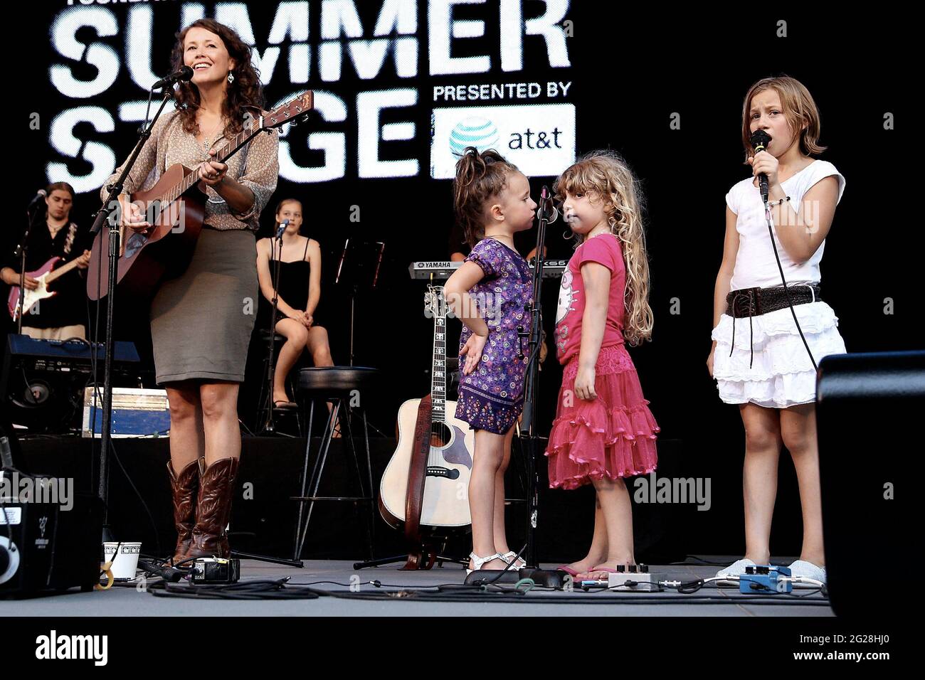 Sarah lee guthrie performs hi-res stock photography and images - Alamy