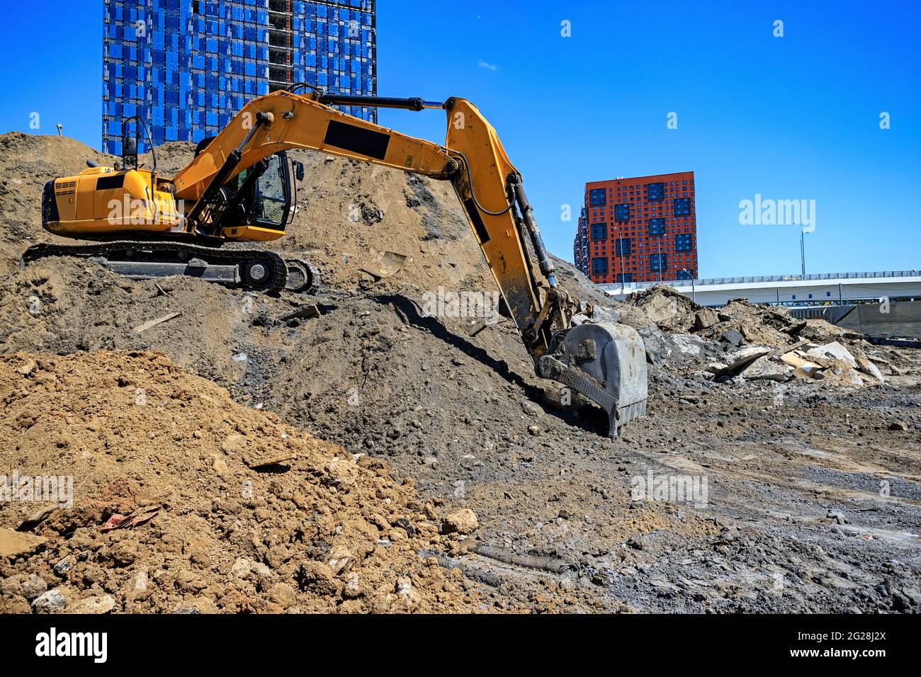 Massive earth moving equipment hi-res stock photography and images - Alamy