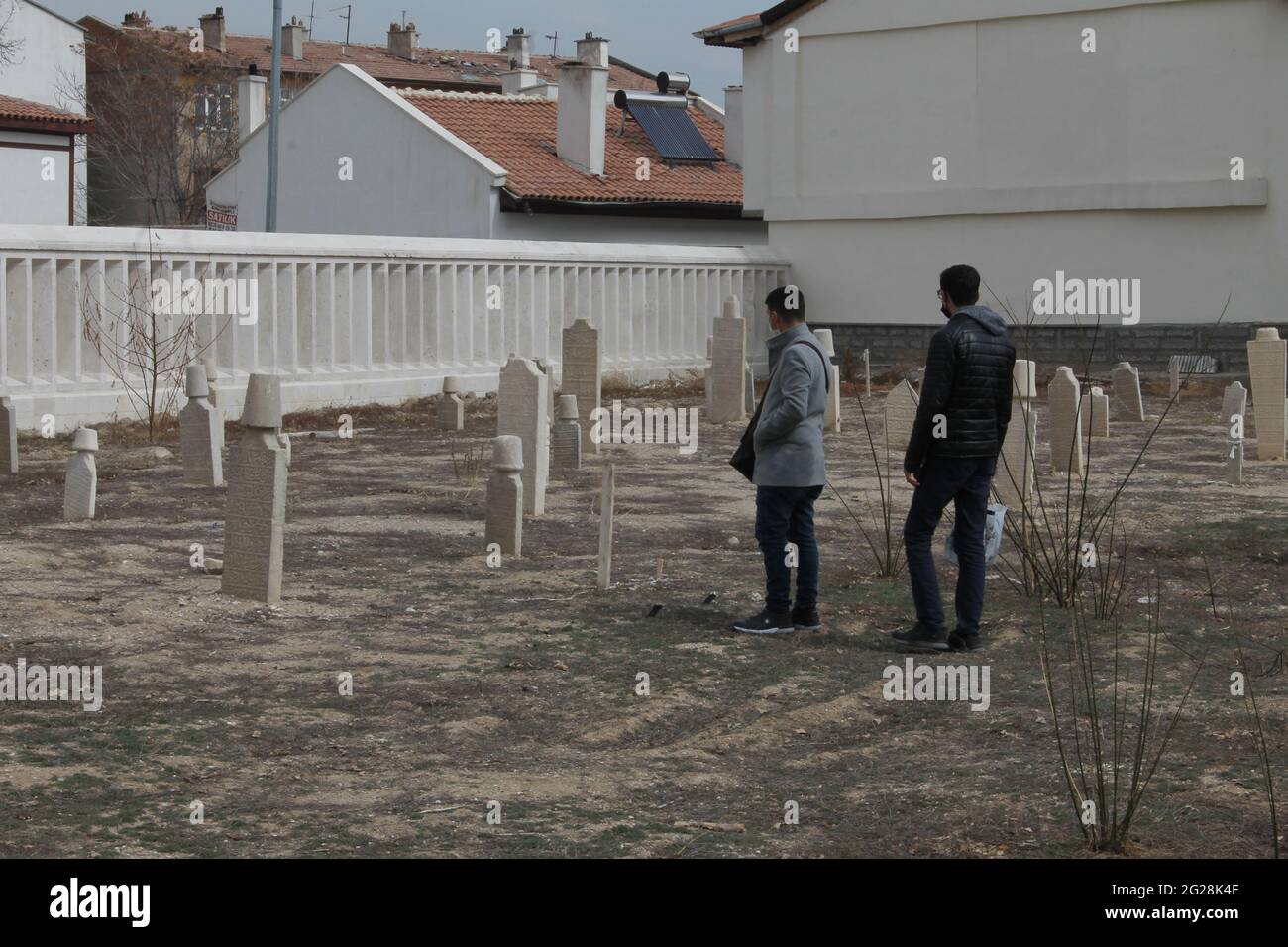 People in cemetery hi-res stock photography and images - Alamy