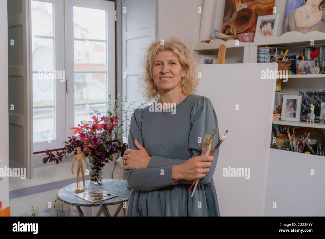 Woman painter drawings preparing hi-res stock photography and images ...